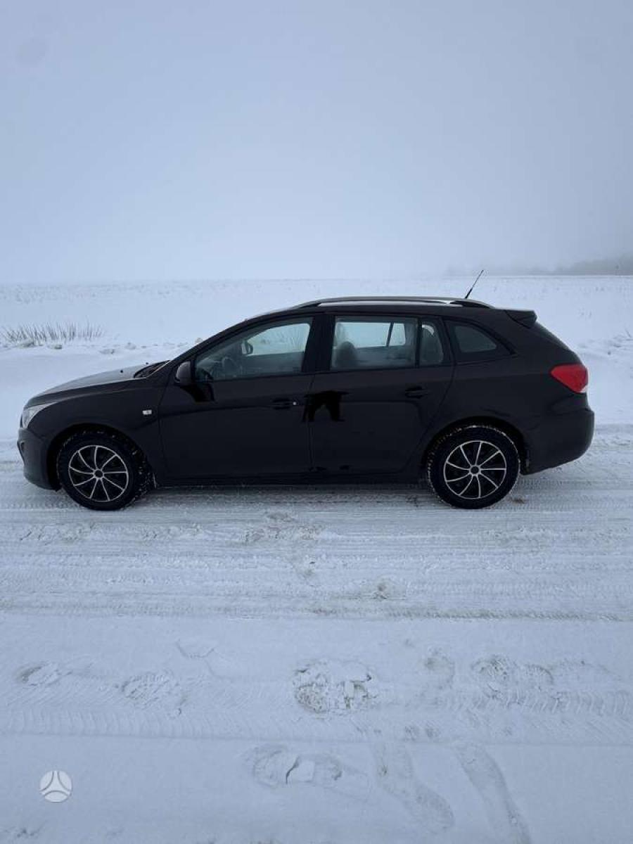 Red Chevrolet Cruze 2012 in Birzai, with an engine capacity of 1.69 L and mileage of 249 thousand km for 2999 €, photo 3 on AUTOMOTO.COM.LV
