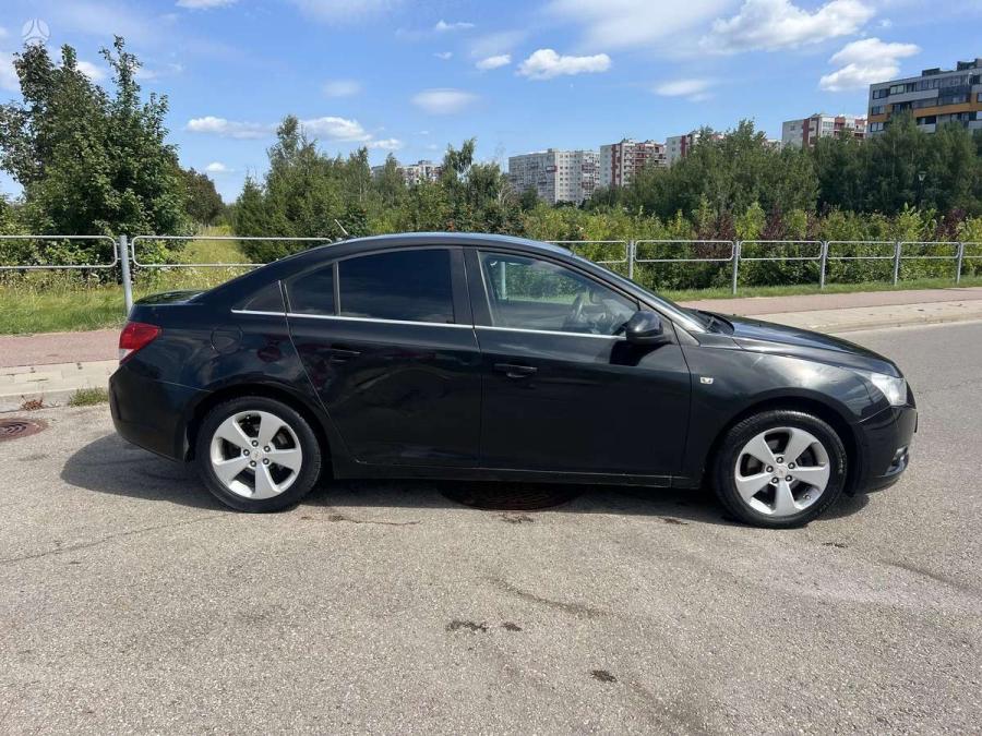 Chevrolet Cruze 2011 in Vilnius, with an engine capacity of 1.99 L and mileage of 204 thousand km for 3000 €, photo 5 on AUTOMOTO.COM.LV