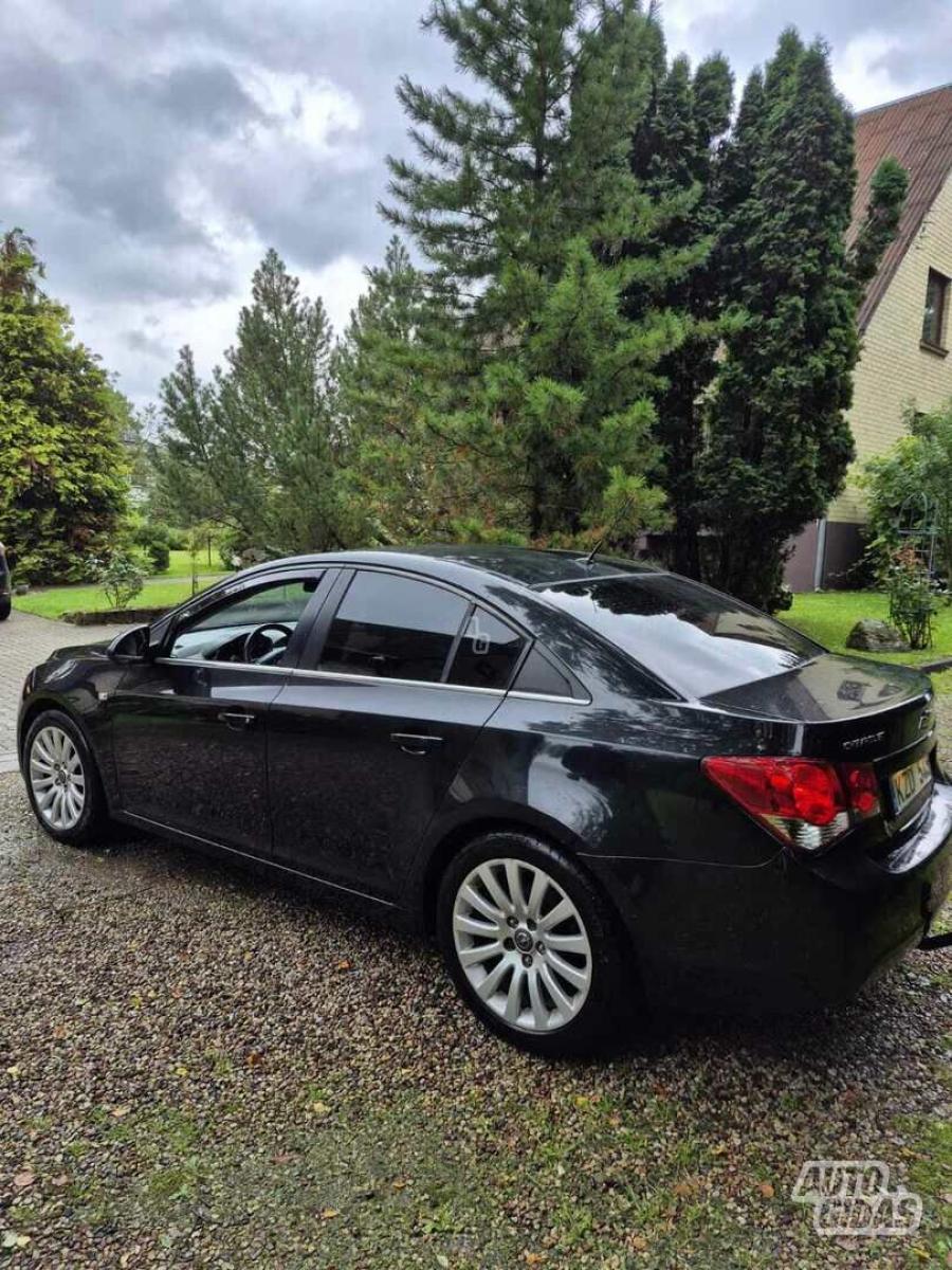 Chevrolet Cruze 2011 in Panevezys, with an engine capacity of 2.00 L and mileage of 245 thousand km for 2500 €, photo 1 on AUTOMOTO.COM.LV