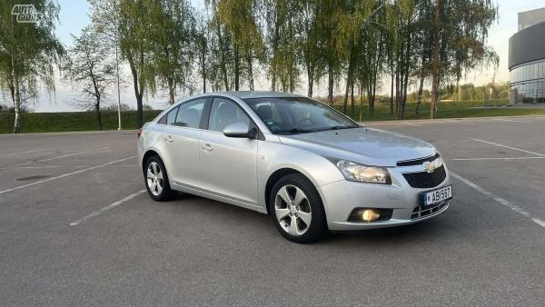 Chevrolet Cruze 2012 in Vilnius, with an engine capacity of 2.00 L and mileage of 256 thousand km for 3250 €, photo 1 on AUTOMOTO.COM.LV
