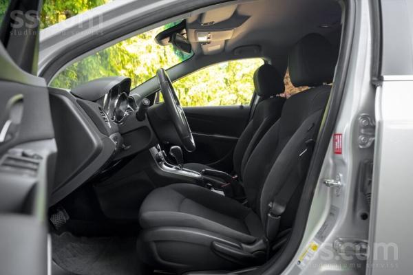 Chevrolet Cruze 2013 in Talsi, with an engine capacity of 2.00 L and mileage of 194 thousand km for 3990 €, photo 9 on AUTOMOTO.COM.LV