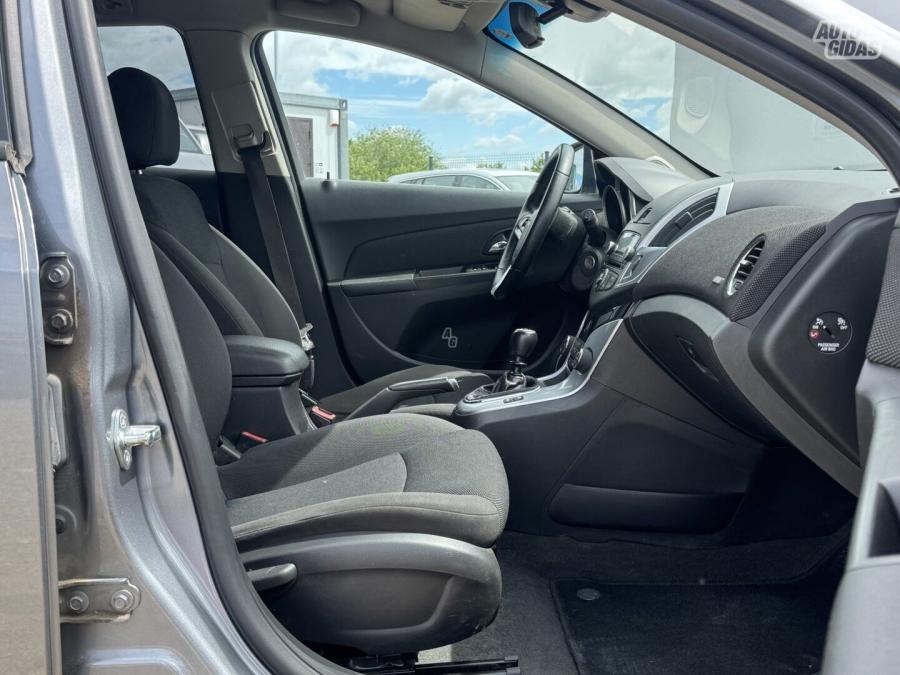 Chevrolet Cruze 2012 in Siauliai, with an engine capacity of 2.00 L and mileage of 195 thousand km for 3150 €, photo 8 on AUTOMOTO.COM.LV
