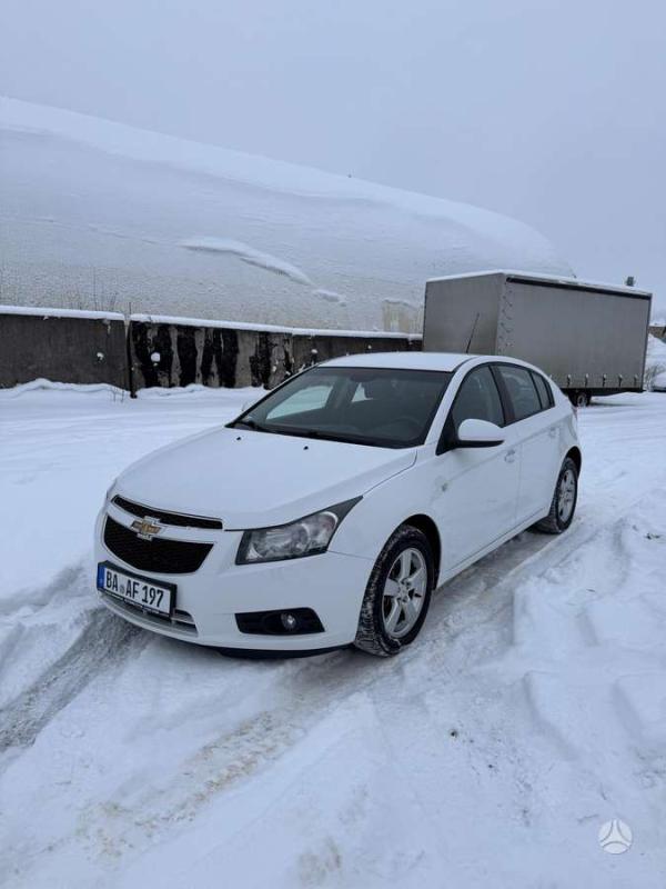 White Chevrolet Cruze 2012 in Panevezys, with an engine capacity of 1.80 L and mileage of 192 thousand km for 3900 €, photo 1 on AUTOMOTO.COM.LV