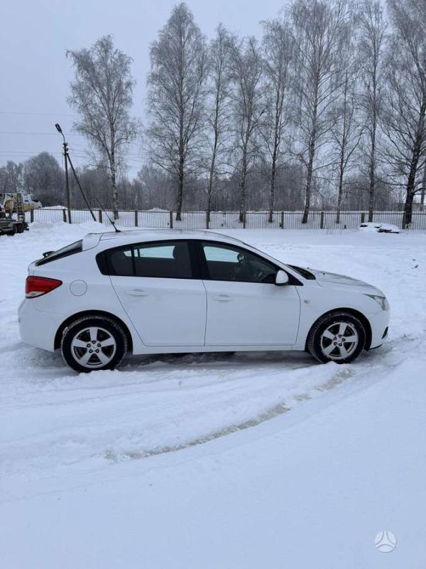 White Chevrolet Cruze 2012 in Panevezys, with an engine capacity of 1.80 L and mileage of 192 thousand km for 3900 €, photo 4 on AUTOMOTO.COM.LV