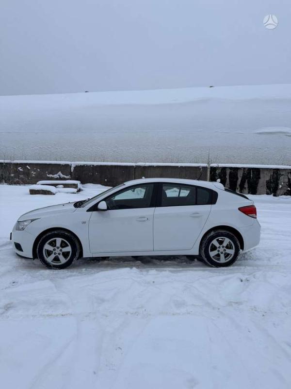 White Chevrolet Cruze 2012 in Panevezys, with an engine capacity of 1.80 L and mileage of 192 thousand km for 3900 €, photo 8 on AUTOMOTO.COM.LV