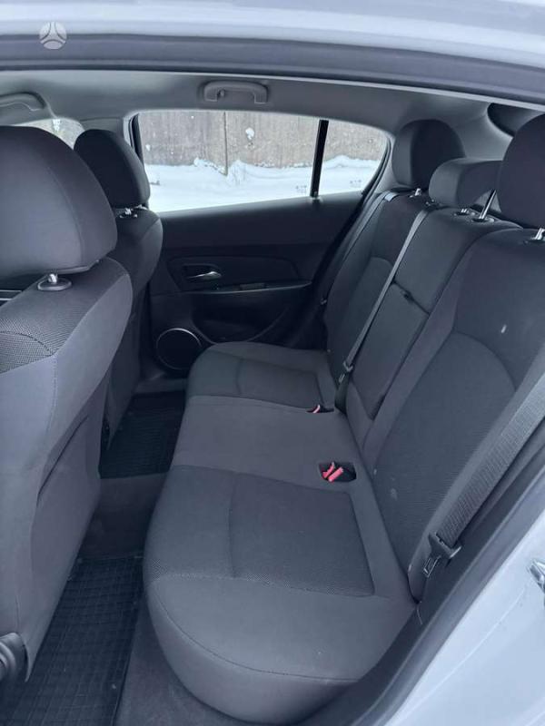 White Chevrolet Cruze 2012 in Panevezys, with an engine capacity of 1.80 L and mileage of 192 thousand km for 3900 €, photo 11 on AUTOMOTO.COM.LV