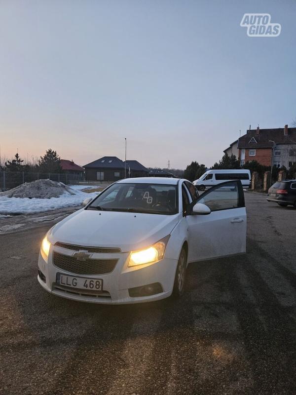 Balts Chevrolet Cruze 2012 Kauņa, ar dzinēja tilpumu 2.00 L un nobraukumu 247 tūkst. km par 3100 €, foto 1 vietnē AUTOMOTO.COM.LV