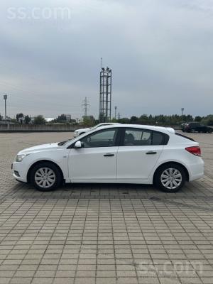 Белый Шевроле Круз 2012 в Рига, объемом двигателя 1.60 л и пробегом 215 тыс. км за 2500 €, фото 3 на AUTOMOTO.COM.LV