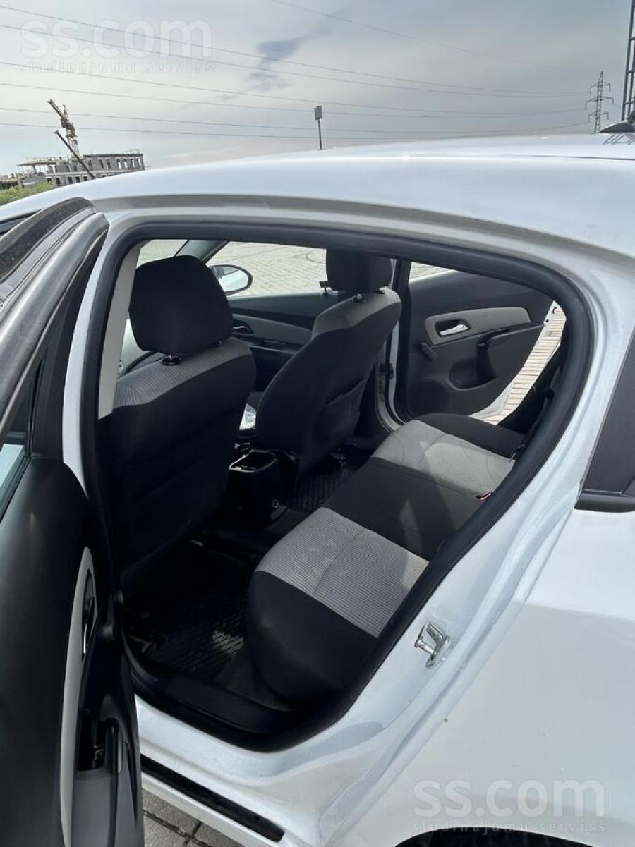 White Chevrolet Cruze 2012 in Riga, with an engine capacity of 1.60 L and mileage of 215 thousand km for 2100 €, photo 9 on AUTOMOTO.COM.LV