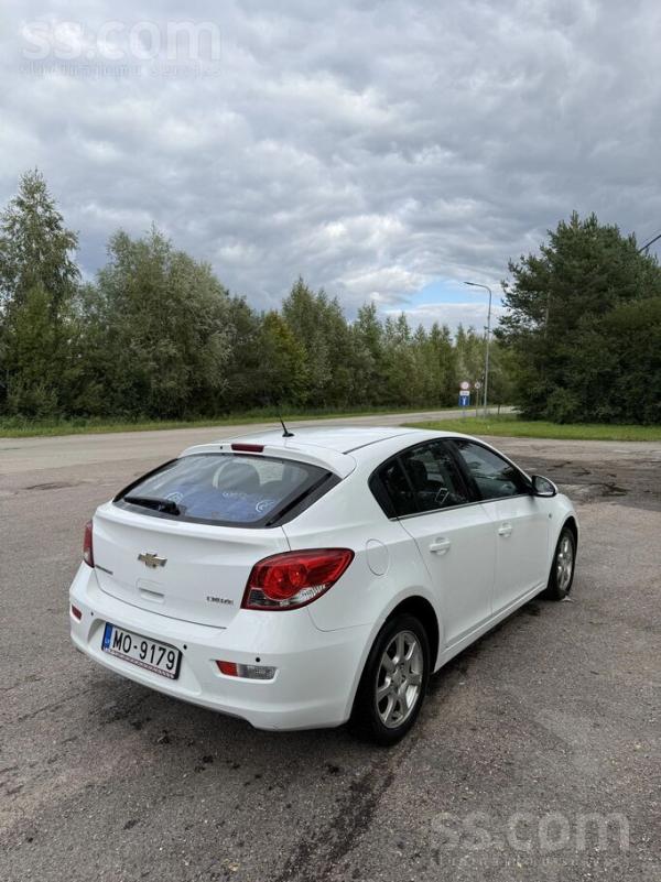 White Chevrolet Cruze 2012 in Riga, with an engine capacity of 2.00 L and mileage of 240 thousand km for 2500 €, photo 4 on AUTOMOTO.COM.LV