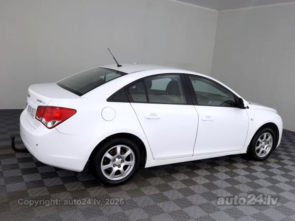 Balts Chevrolet Cruze 2010 Tallina, ar dzinēja tilpumu 2.00 L un nobraukumu 334 tūkst. km par 1799 €, foto 3 vietnē AUTOMOTO.COM.LV