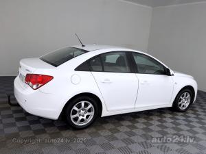 Белый Шевроле Круз 2010 в Таллин, объемом двигателя 2.00 л и пробегом 334 тыс. км за 1799 €, фото 4 на AUTOMOTO.COM.LV