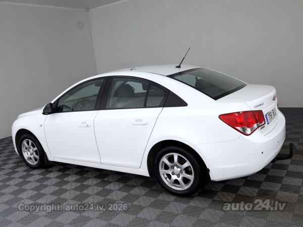 Balts Chevrolet Cruze 2010 Tallina, ar dzinēja tilpumu 2.00 L un nobraukumu 334 tūkst. km par 1799 €, foto 4 vietnē AUTOMOTO.COM.LV