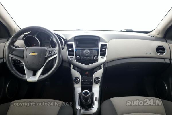Balts Chevrolet Cruze 2010 Tallina, ar dzinēja tilpumu 2.00 L un nobraukumu 334 tūkst. km par 1799 €, foto 5 vietnē AUTOMOTO.COM.LV