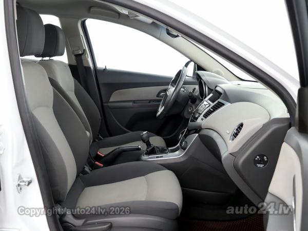 Balts Chevrolet Cruze 2010 Tallina, ar dzinēja tilpumu 2.00 L un nobraukumu 334 tūkst. km par 1799 €, foto 6 vietnē AUTOMOTO.COM.LV