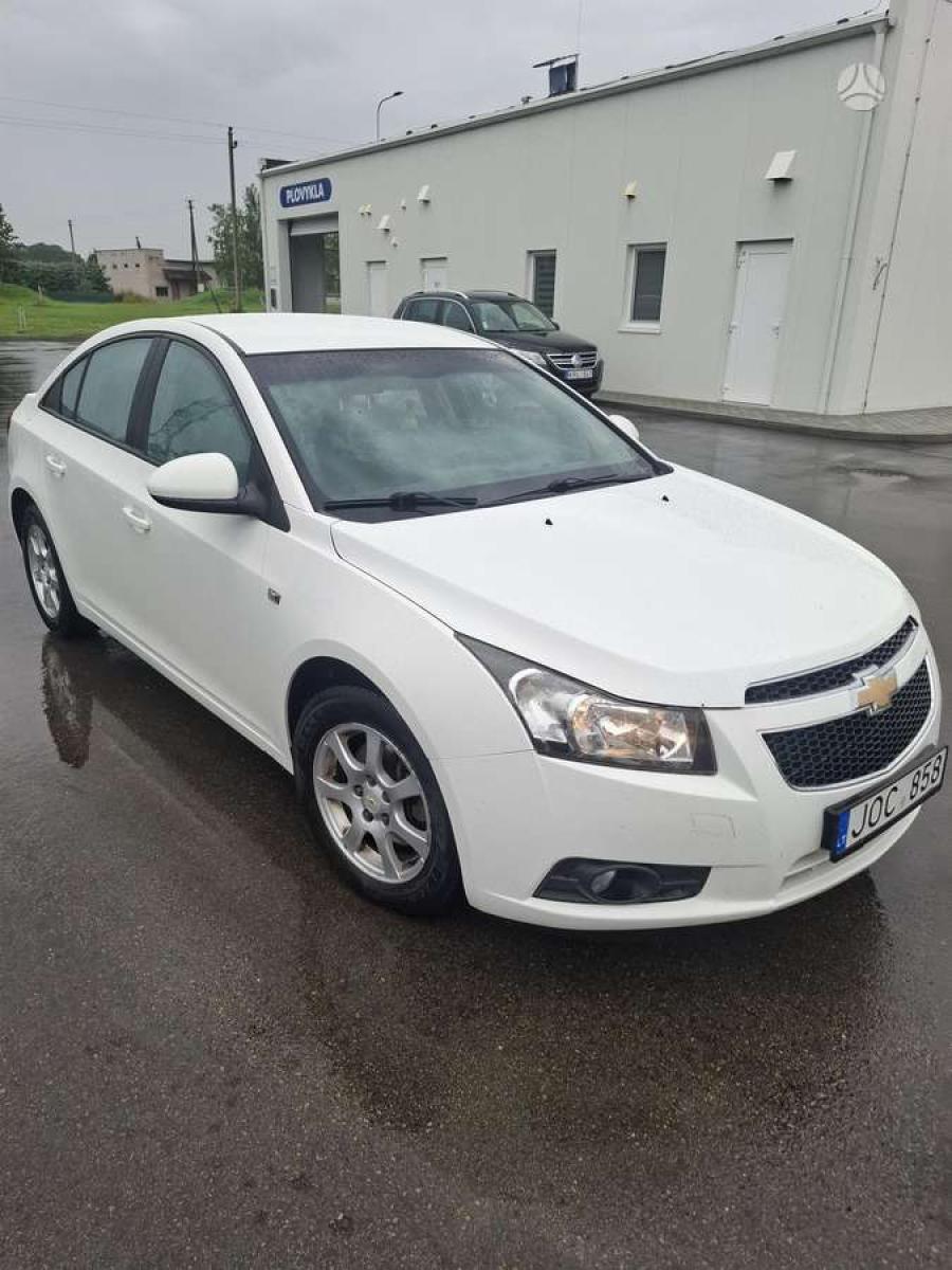 Balts Chevrolet Cruze 2010 Mažeikiai, ar dzinēja tilpumu 2.00 L un nobraukumu 262 tūkst. km par 2400 €, foto 1 vietnē AUTOMOTO.COM.LV