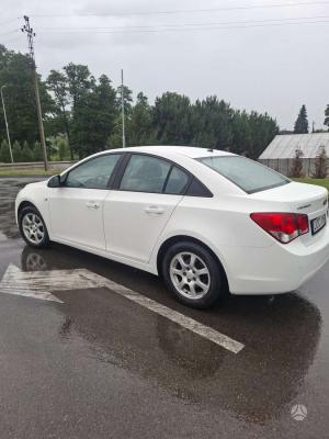 Balts Chevrolet Cruze 2010 Mažeikiai, ar dzinēja tilpumu 2.00 L un nobraukumu 262 tūkst. km par 2400 €, foto 3 vietnē AUTOMOTO.COM.LV