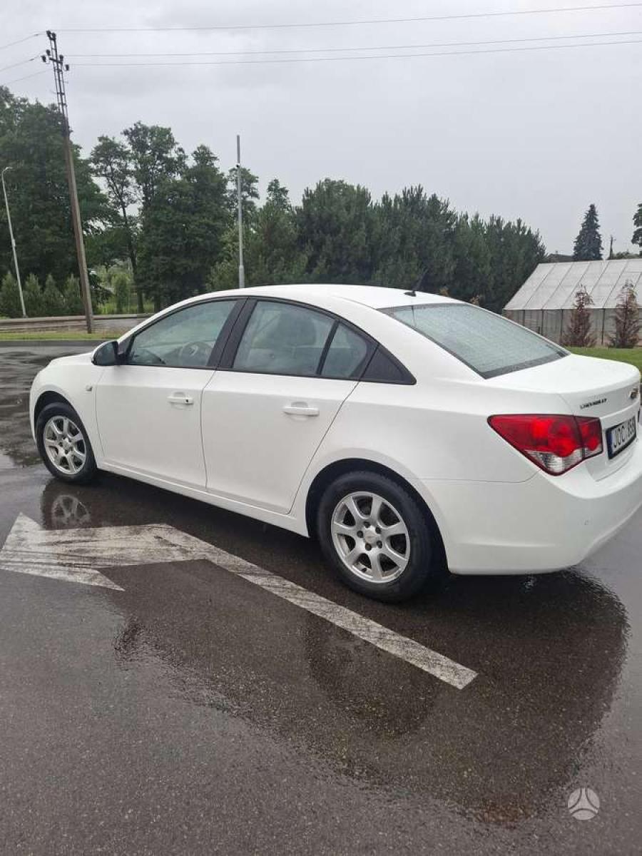 Balts Chevrolet Cruze 2010 Mažeikiai, ar dzinēja tilpumu 2.00 L un nobraukumu 262 tūkst. km par 2400 €, foto 3 vietnē AUTOMOTO.COM.LV