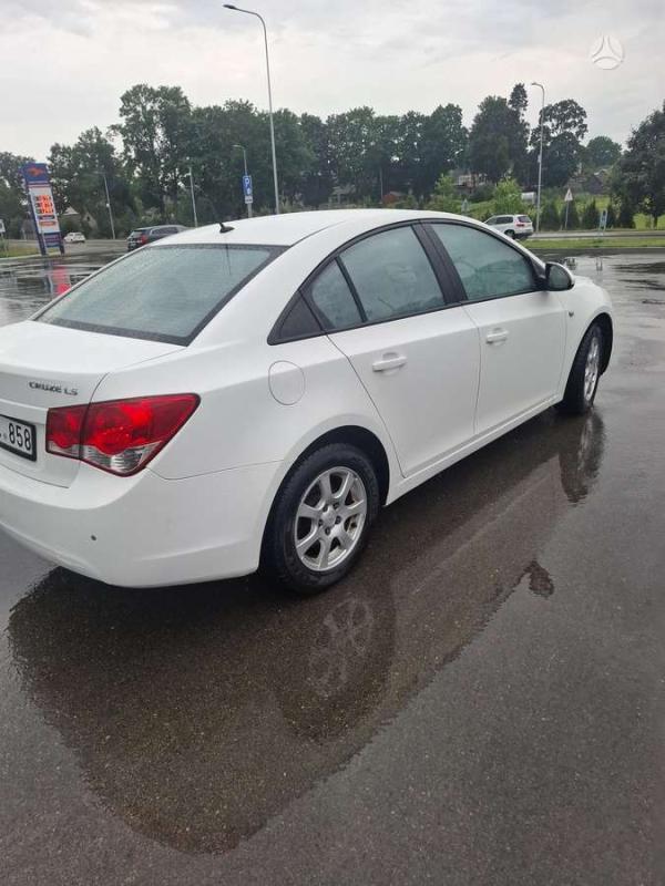 White Chevrolet Cruze 2010 in Mazeikiai, with an engine capacity of 2.00 L and mileage of 262 thousand km for 2400 €, photo 3 on AUTOMOTO.COM.LV