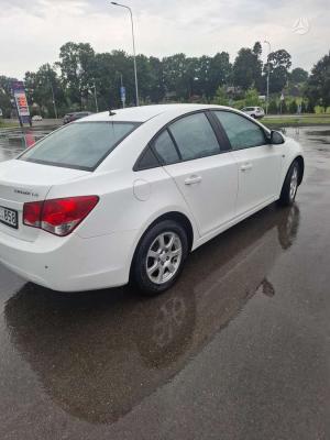 Balts Chevrolet Cruze 2010 Mažeikiai, ar dzinēja tilpumu 2.00 L un nobraukumu 262 tūkst. km par 2400 €, foto 4 vietnē AUTOMOTO.COM.LV