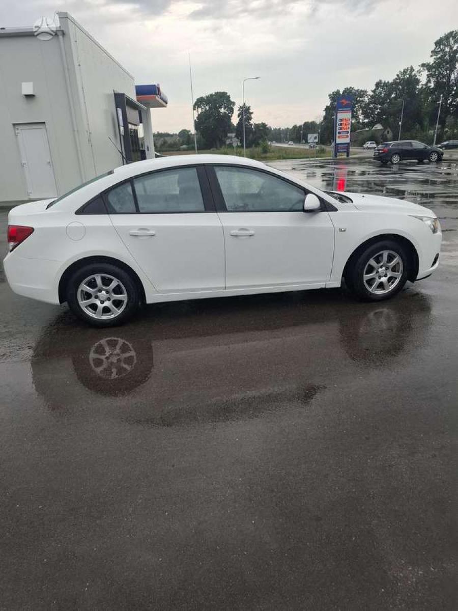 Balts Chevrolet Cruze 2010 Mažeikiai, ar dzinēja tilpumu 2.00 L un nobraukumu 262 tūkst. km par 2400 €, foto 5 vietnē AUTOMOTO.COM.LV