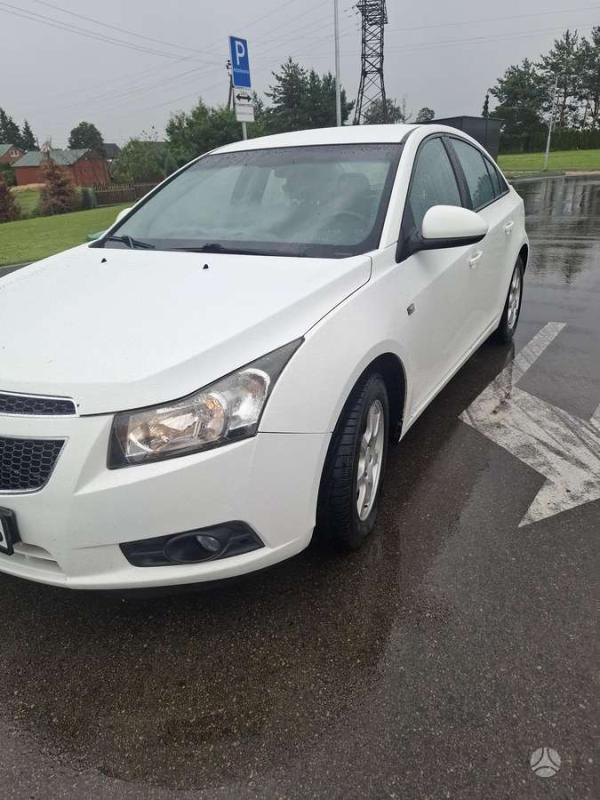 White Chevrolet Cruze 2010 in Mazeikiai, with an engine capacity of 2.00 L and mileage of 262 thousand km for 2400 €, photo 6 on AUTOMOTO.COM.LV