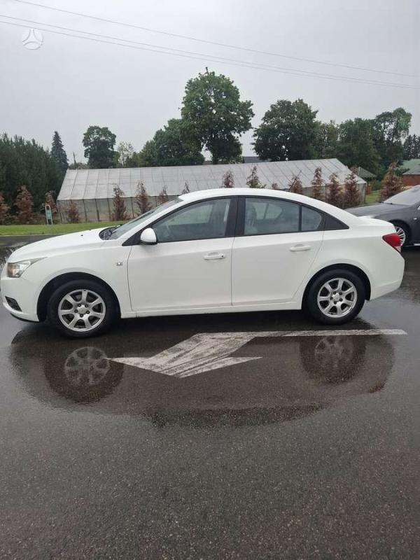 White Chevrolet Cruze 2010 in Mazeikiai, with an engine capacity of 2.00 L and mileage of 262 thousand km for 2400 €, photo 7 on AUTOMOTO.COM.LV