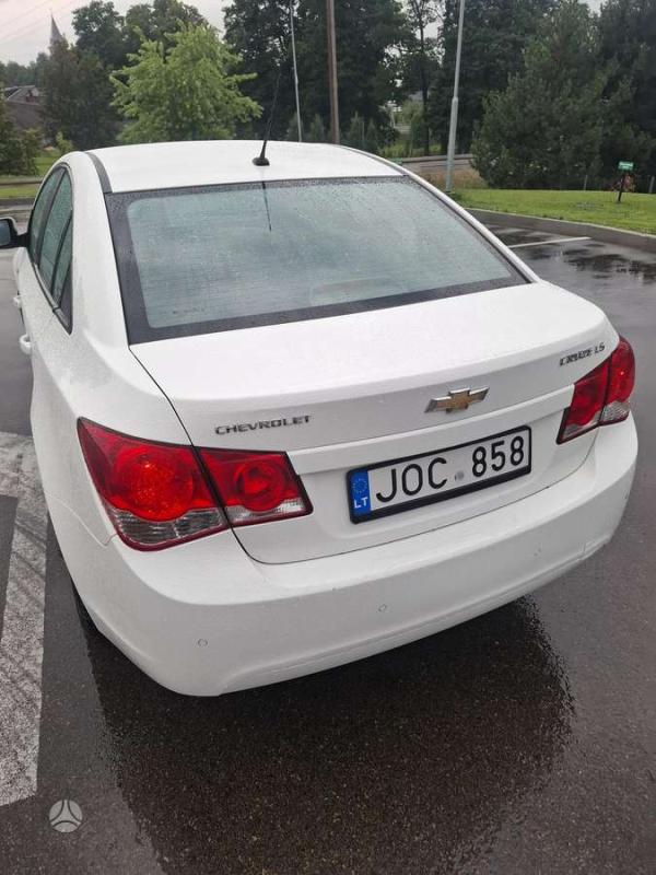 White Chevrolet Cruze 2010 in Mazeikiai, with an engine capacity of 2.00 L and mileage of 262 thousand km for 2400 €, photo 8 on AUTOMOTO.COM.LV