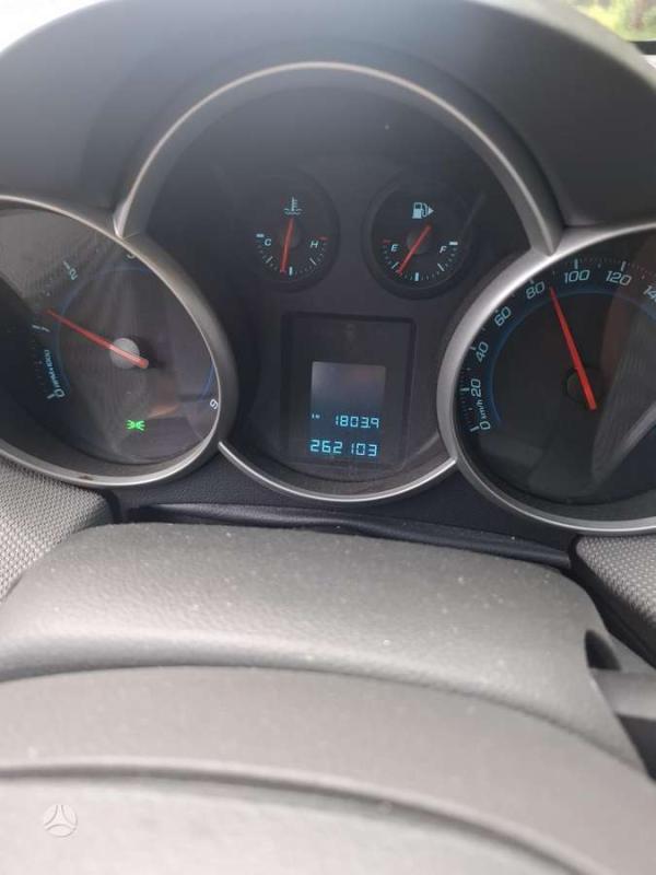 White Chevrolet Cruze 2010 in Mazeikiai, with an engine capacity of 2.00 L and mileage of 262 thousand km for 2400 €, photo 9 on AUTOMOTO.COM.LV
