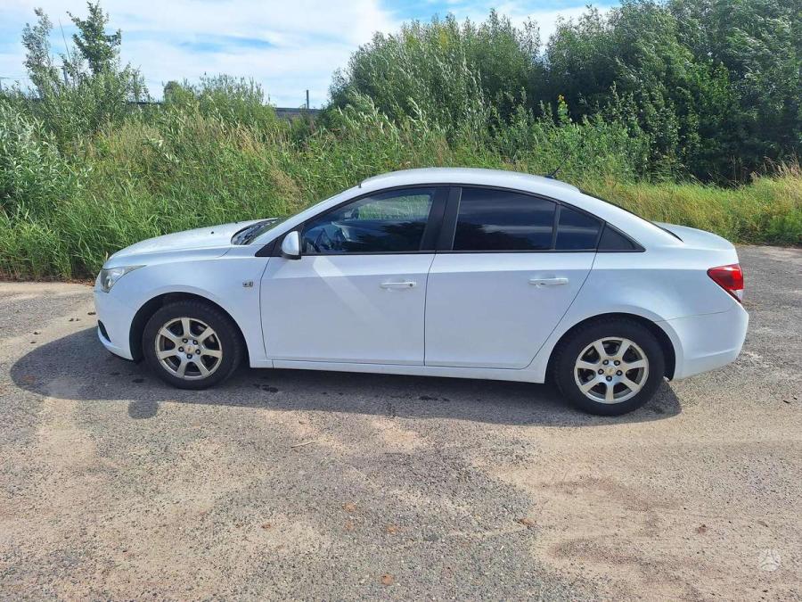 Balts Chevrolet Cruze 2010 Kaišiadorys, ar dzinēja tilpumu 2.00 L un nobraukumu 215 tūkst. km par 2300 €, foto 4 vietnē AUTOMOTO.COM.LV