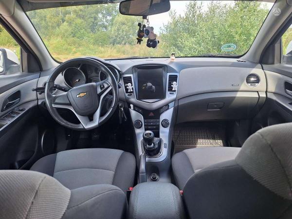 Balts Chevrolet Cruze 2010 Kaišiadorys, ar dzinēja tilpumu 2.00 L un nobraukumu 215 tūkst. km par 2300 €, foto 6 vietnē AUTOMOTO.COM.LV