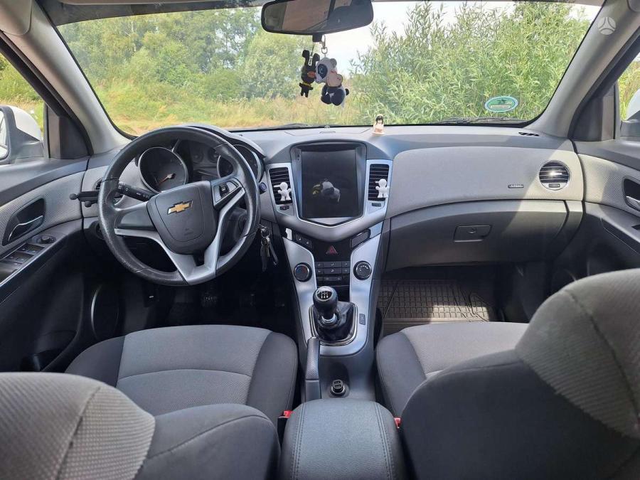 Balts Chevrolet Cruze 2010 Kaišiadorys, ar dzinēja tilpumu 2.00 L un nobraukumu 215 tūkst. km par 2300 €, foto 7 vietnē AUTOMOTO.COM.LV
