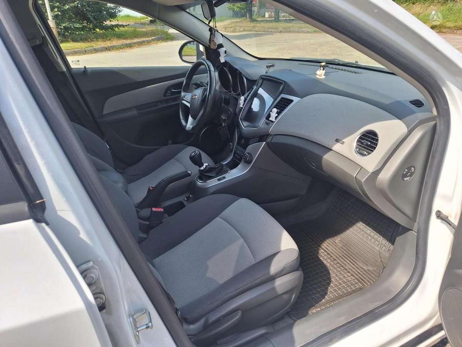 Balts Chevrolet Cruze 2010 Kaišiadorys, ar dzinēja tilpumu 2.00 L un nobraukumu 215 tūkst. km par 2300 €, foto 9 vietnē AUTOMOTO.COM.LV