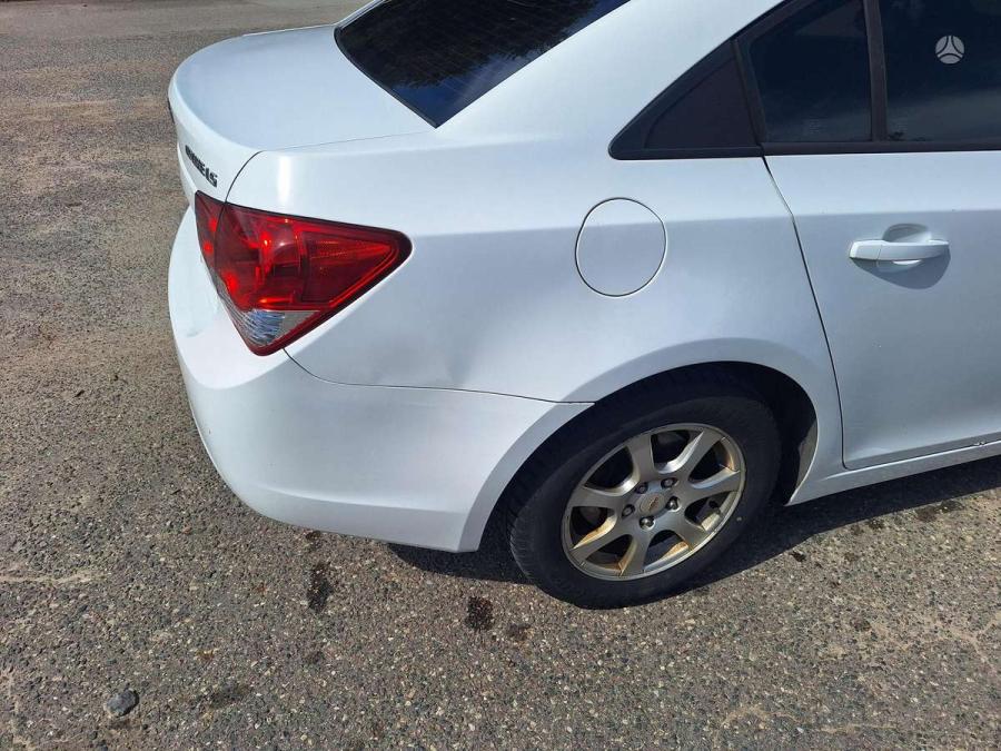 Balts Chevrolet Cruze 2010 Kaišiadorys, ar dzinēja tilpumu 2.00 L un nobraukumu 215 tūkst. km par 2300 €, foto 12 vietnē AUTOMOTO.COM.LV
