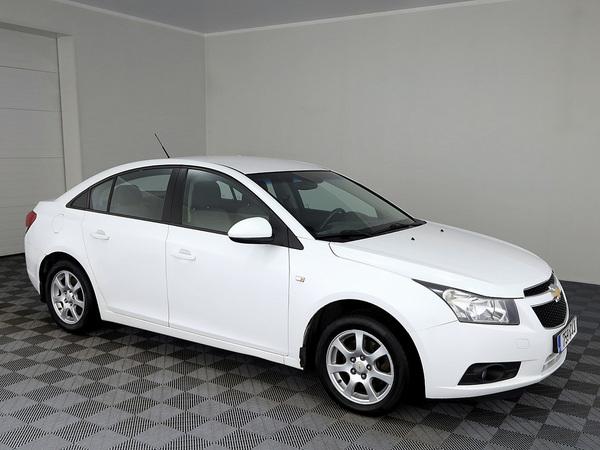 Chevrolet Cruze 2010 in Tallinn on AUTOMOTO.COM.LV White Chevrolet Cruze 2010 in Tallinn, with an engine capacity of 2.00 L and mileage of 334 thousand km for 1399 €, photo 1 on AUTOMOTO.COM.LV