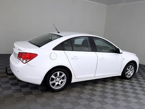 Chevrolet Cruze 2010 in Tallinn on AUTOMOTO.COM.LV White Chevrolet Cruze 2010 in Tallinn, with an engine capacity of 2.00 L and mileage of 334 thousand km for 1399 €, photo 4 on AUTOMOTO.COM.LV