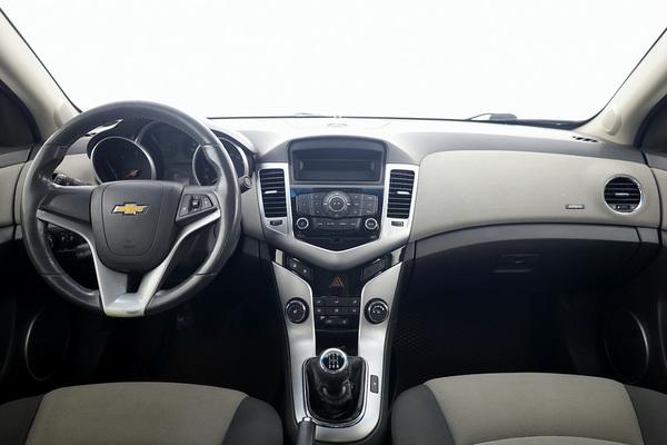 Chevrolet Cruze 2010 in Tallinn on AUTOMOTO.COM.LV White Chevrolet Cruze 2010 in Tallinn, with an engine capacity of 2.00 L and mileage of 334 thousand km for 1399 €, photo 6 on AUTOMOTO.COM.LV