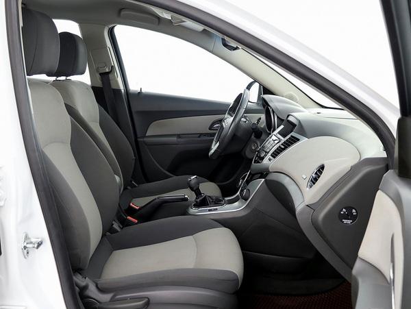 Chevrolet Cruze 2010 in Tallinn on AUTOMOTO.COM.LV White Chevrolet Cruze 2010 in Tallinn, with an engine capacity of 2.00 L and mileage of 334 thousand km for 1399 €, photo 7 on AUTOMOTO.COM.LV