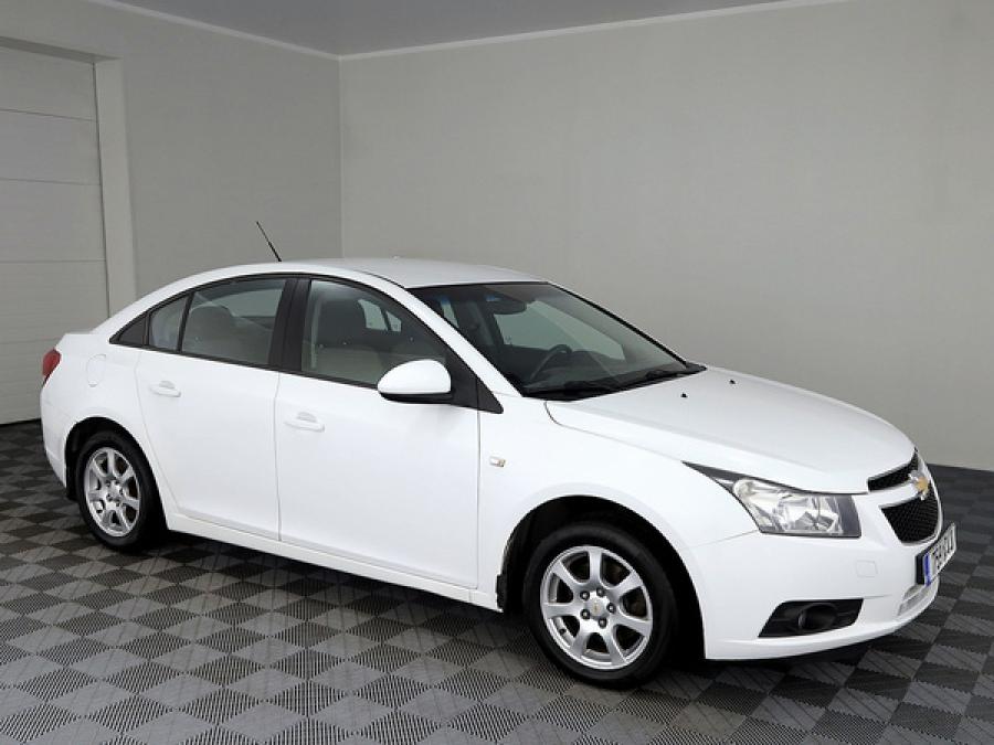 White Chevrolet Cruze 2010 in Tallinn, with an engine capacity of 2.00 L and mileage of 334 thousand km for 1399 €, photo 1 on AUTOMOTO.COM.LV