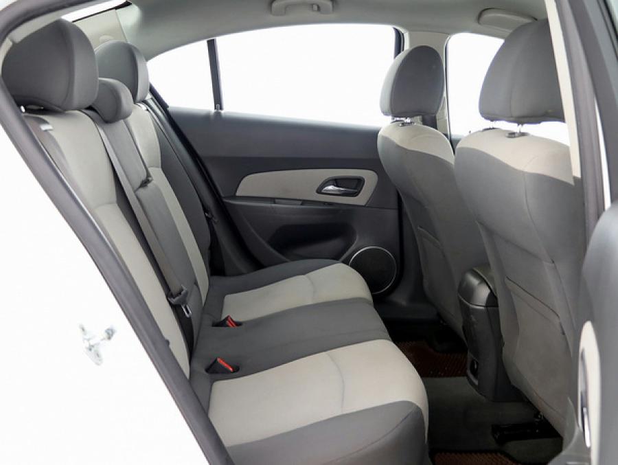 White Chevrolet Cruze 2010 in Tallinn, with an engine capacity of 2.00 L and mileage of 334 thousand km for 1399 €, photo 8 on AUTOMOTO.COM.LV