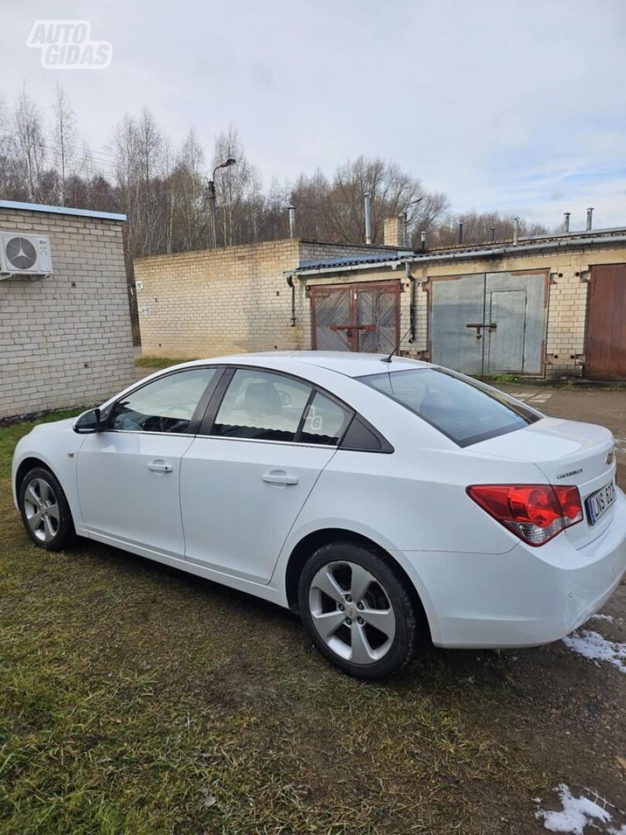 White Chevrolet Cruze 2011 in Panevezys, with an engine capacity of 2.00 L and mileage of 209 thousand km for 3500 €, photo 1 on AUTOMOTO.COM.LV