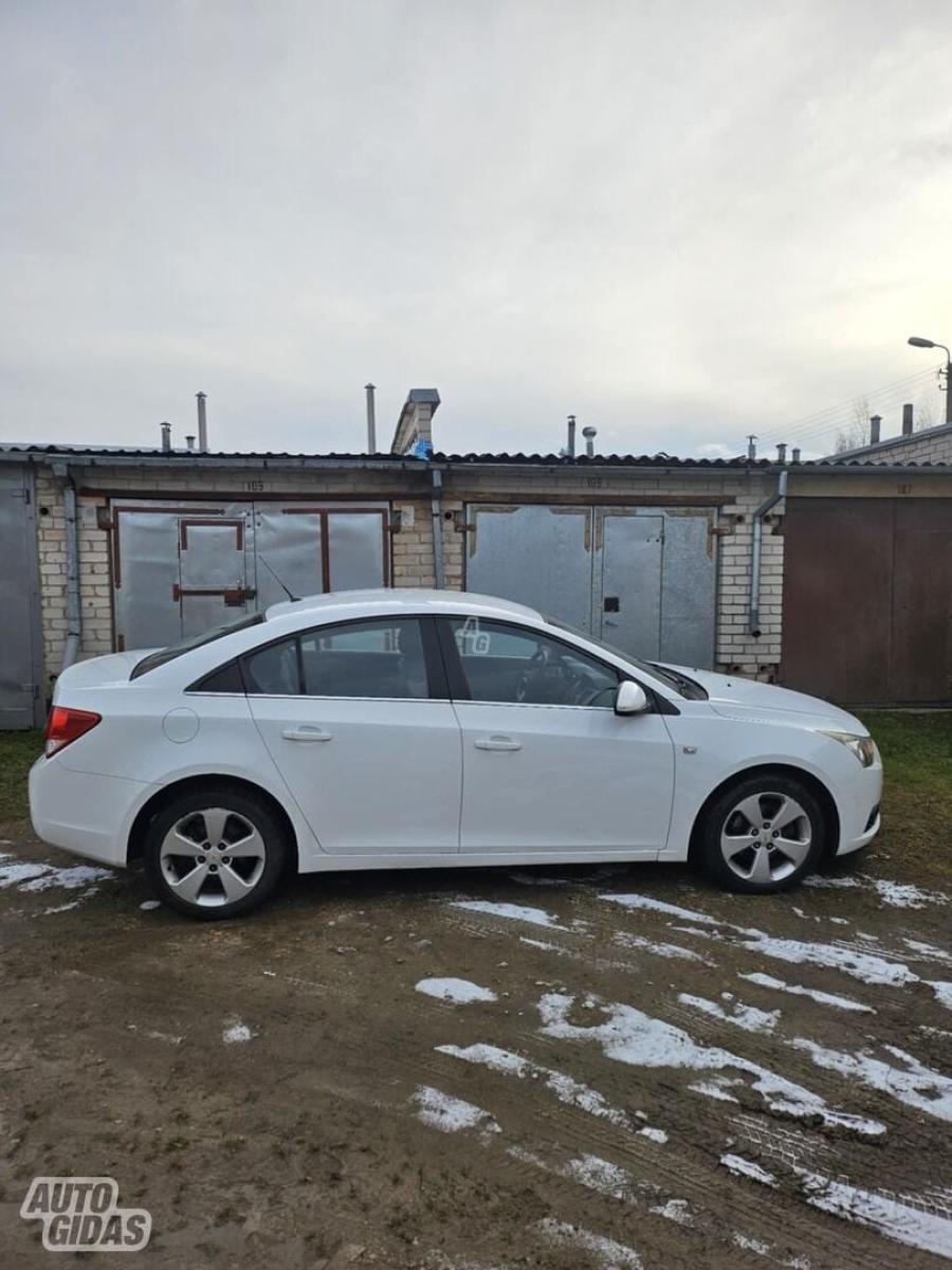 White Chevrolet Cruze 2011 in Panevezys, with an engine capacity of 2.00 L and mileage of 209 thousand km for 3500 €, photo 3 on AUTOMOTO.COM.LV