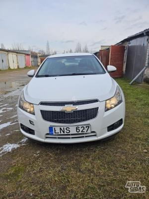 White Chevrolet Cruze 2011 in Panevezys, with an engine capacity of 2.00 L and mileage of 209 thousand km for 3500 €, photo 4 on AUTOMOTO.COM.LV
