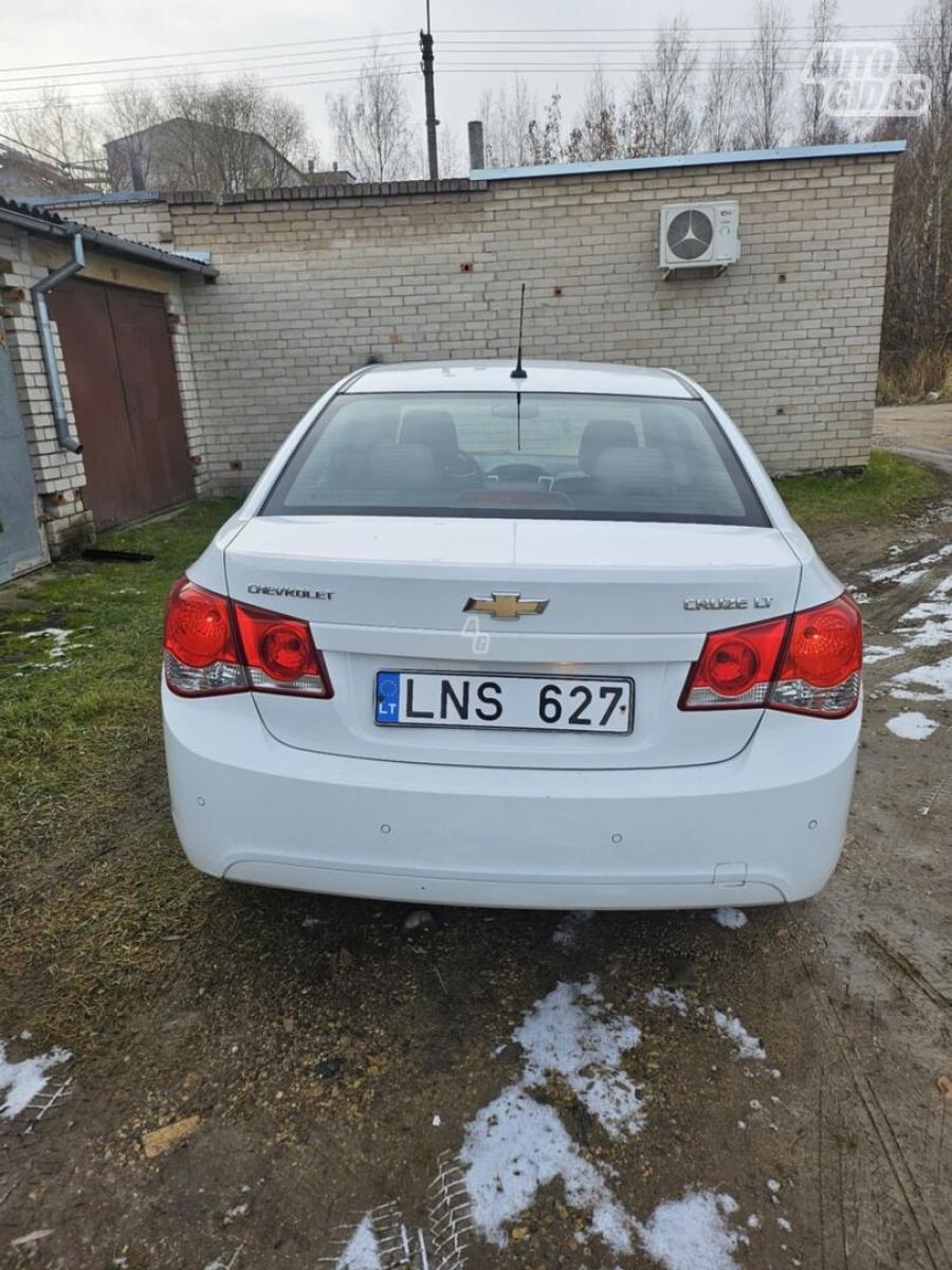 White Chevrolet Cruze 2011 in Panevezys, with an engine capacity of 2.00 L and mileage of 209 thousand km for 3500 €, photo 5 on AUTOMOTO.COM.LV