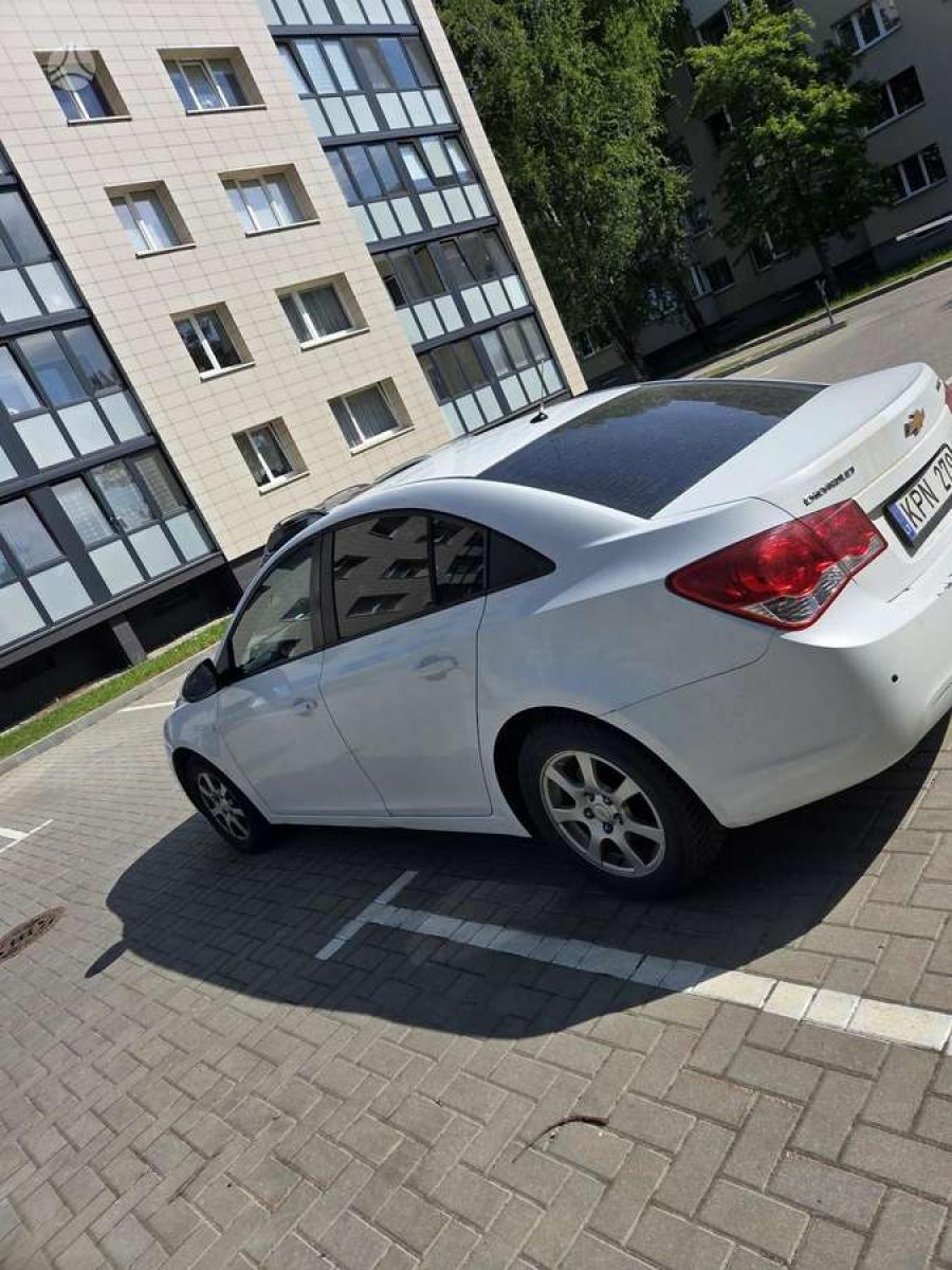 White Chevrolet Cruze 2012 in Plunge, with an engine capacity of 2.00 L and mileage of 270 thousand km for 1200 €, photo 4 on AUTOMOTO.COM.LV
