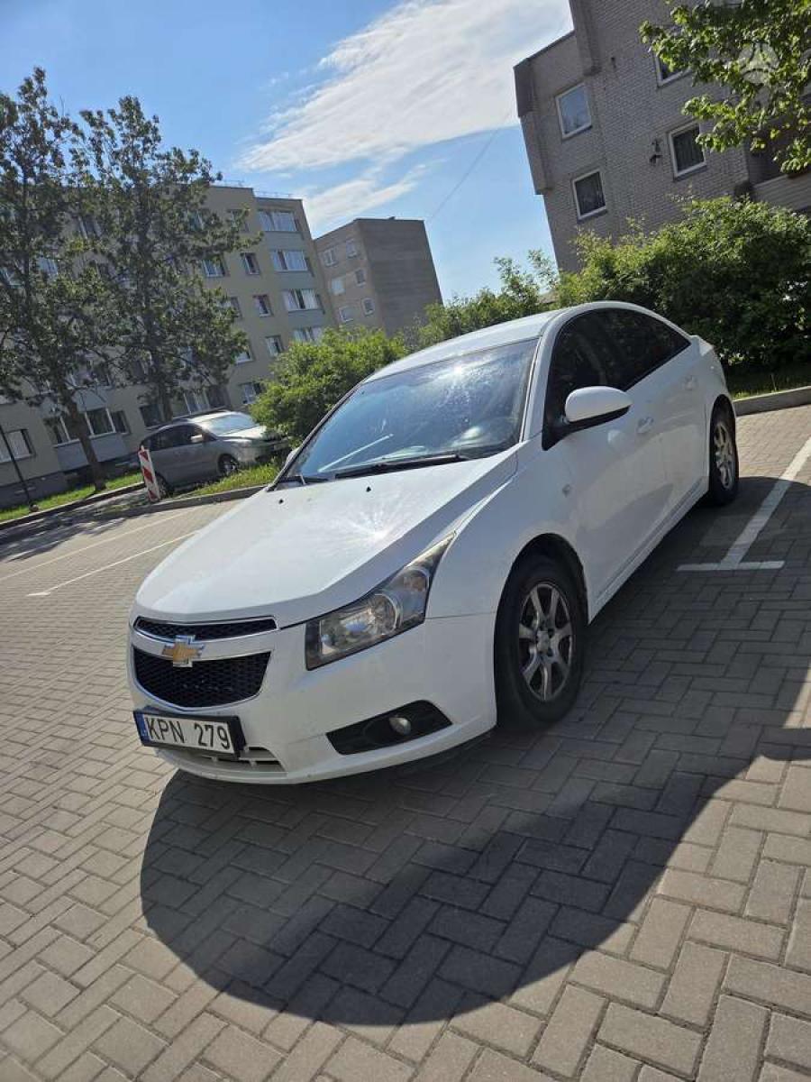 White Chevrolet Cruze 2012 in Plunge, with an engine capacity of 2.00 L and mileage of 270 thousand km for 1200 €, photo 5 on AUTOMOTO.COM.LV