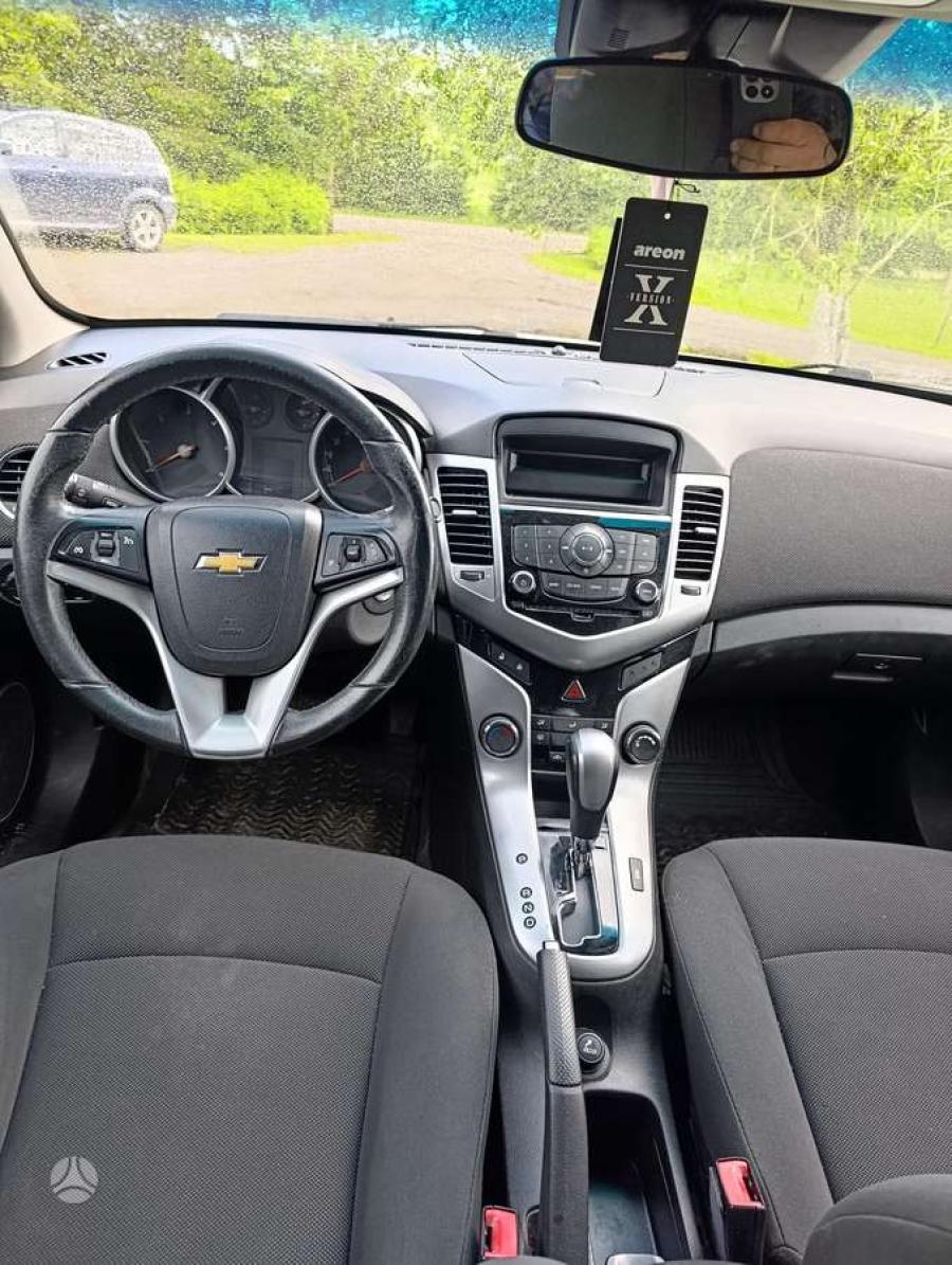 White Chevrolet Cruze 2012 in Plunge, with an engine capacity of 2.00 L and mileage of 270 thousand km for 1200 €, photo 7 on AUTOMOTO.COM.LV