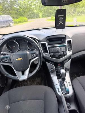 White Chevrolet Cruze 2012 in Plunge, with an engine capacity of 2.00 L and mileage of 270 thousand km for 1200 €, photo 8 on AUTOMOTO.COM.LV
