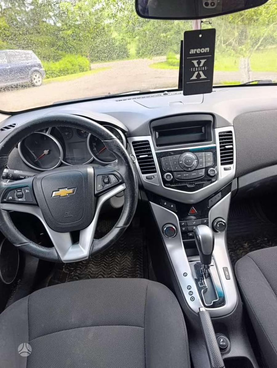 White Chevrolet Cruze 2012 in Plunge, with an engine capacity of 2.00 L and mileage of 270 thousand km for 1200 €, photo 8 on AUTOMOTO.COM.LV