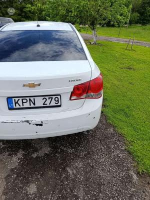White Chevrolet Cruze 2012 in Plunge, with an engine capacity of 2.00 L and mileage of 270 thousand km for 1200 €, photo 9 on AUTOMOTO.COM.LV